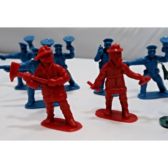 Unbranded | Toys | Vintage Plastic Green Army Men Blue Police Officer ...
